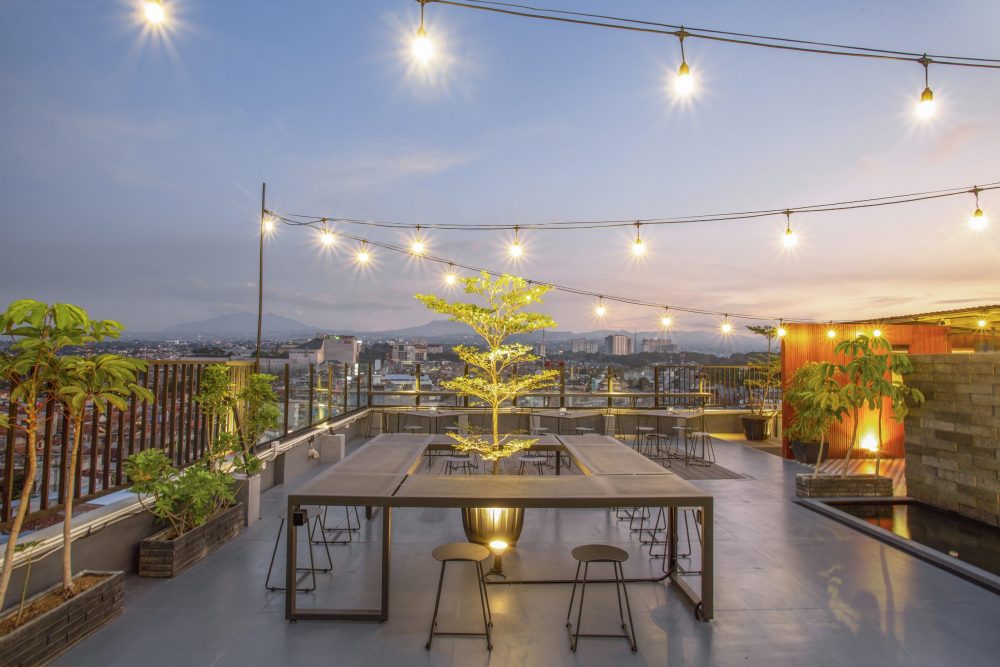 Hotel Zest Sukajadi Bandung Hadirkan Lantai 9 Rooftop Bar dengan ...